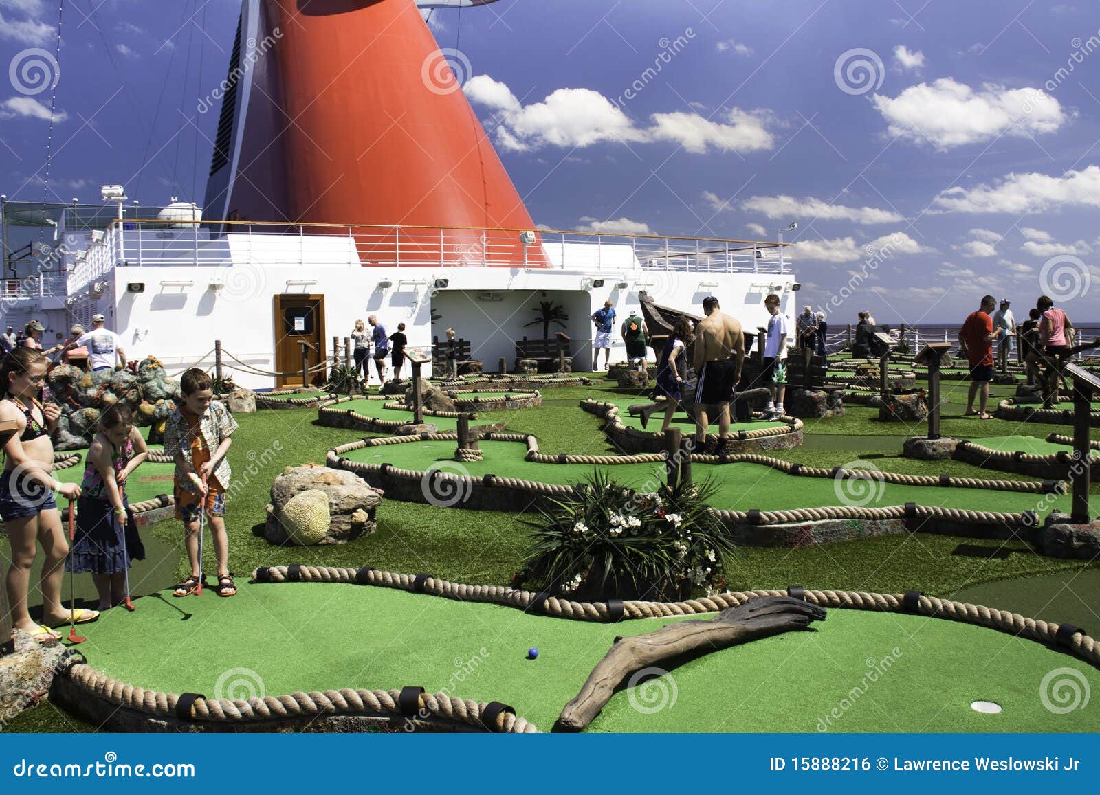 Miniature golf at sea editorial photo. Image of royal - 15888216