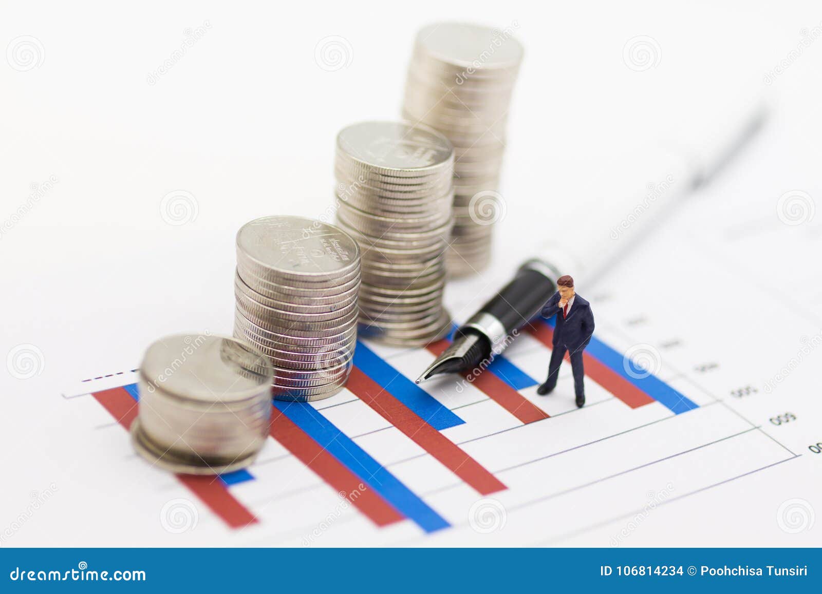 Miniature People : Businessmen Earn Profits from Work, Stack Coins are ...