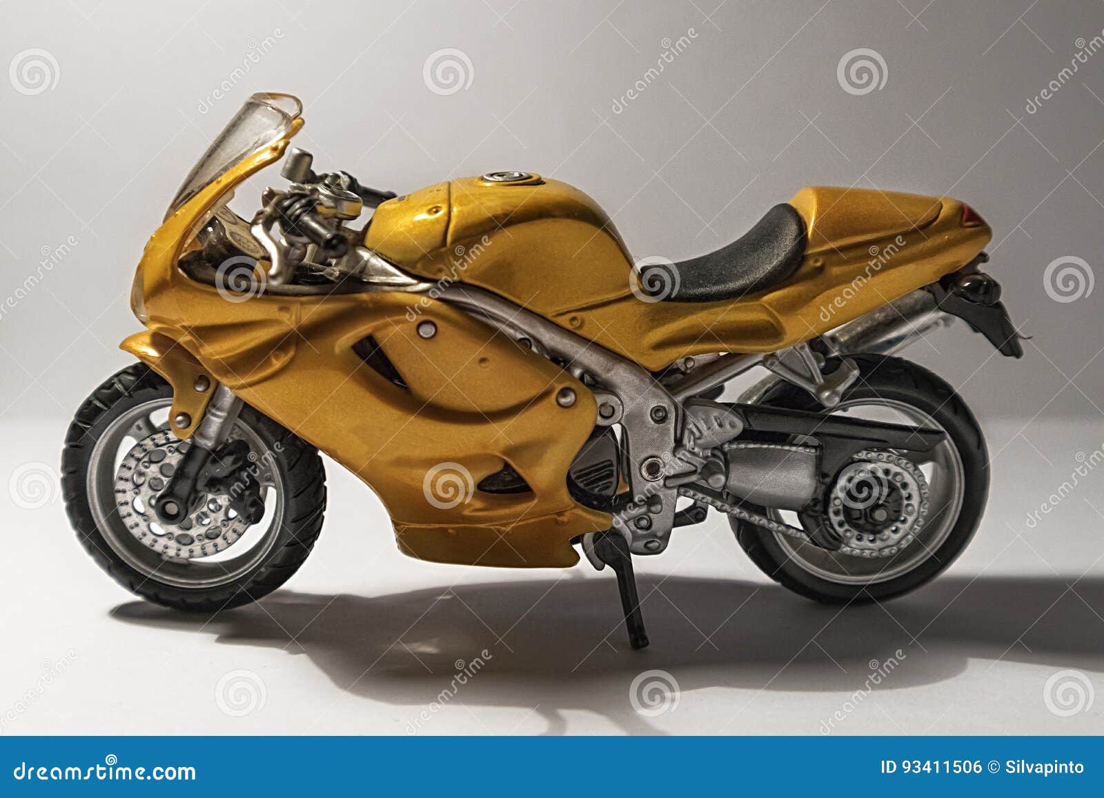 Miniatuur gele sportmotor stock foto. Image of miniatuur - 93411506