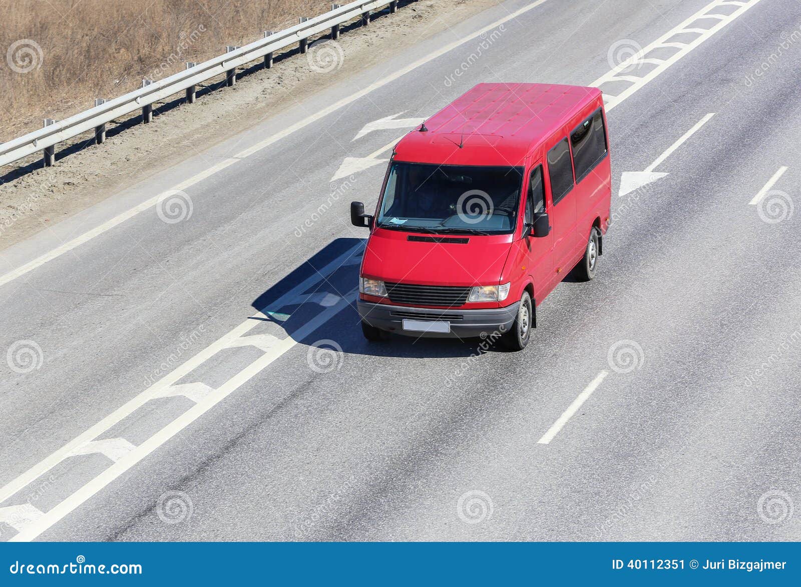 Minibus rouge image stock. Image du cordon, scène, asphalte - 40112351
