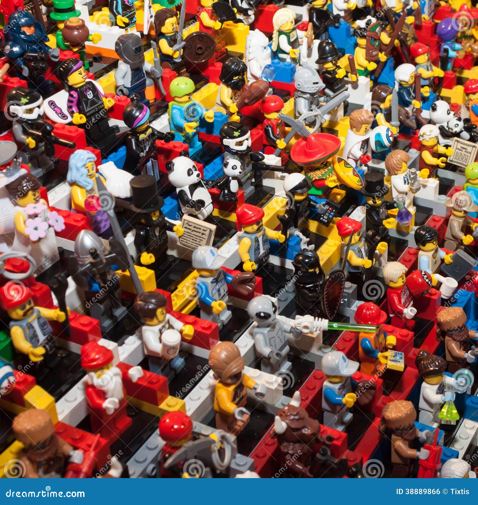 Minifigures De Lego Em Cartoomics 2014 Foto Editorial - Imagem de povos ...