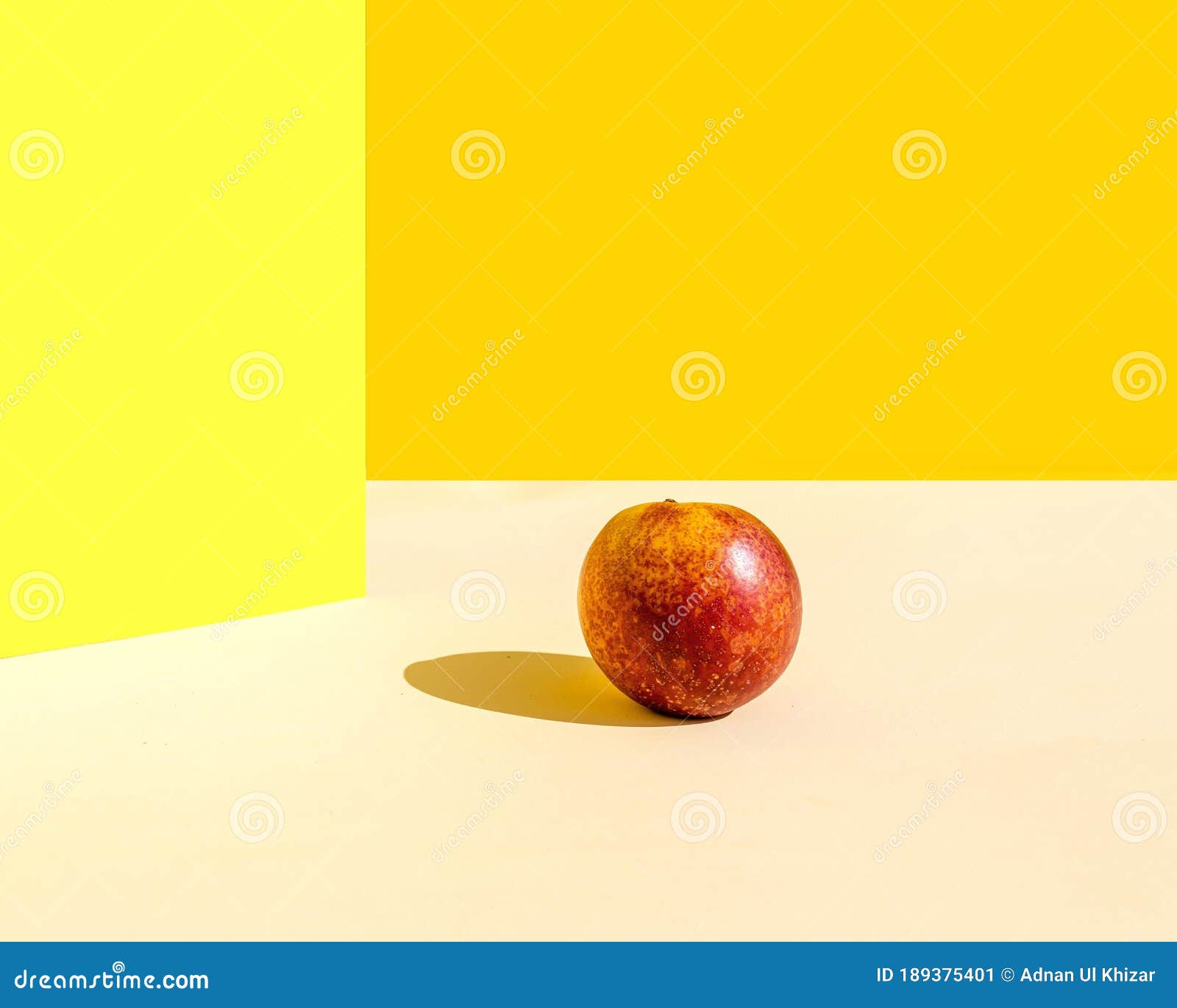 Minimalist Apple with Shadow Photo Stock Image - Image of tasty, juicy ...