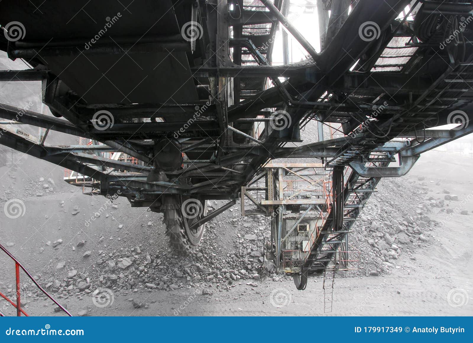 Mining, Bucket Wheel Excavator and Loader Stock Image - Image of ...