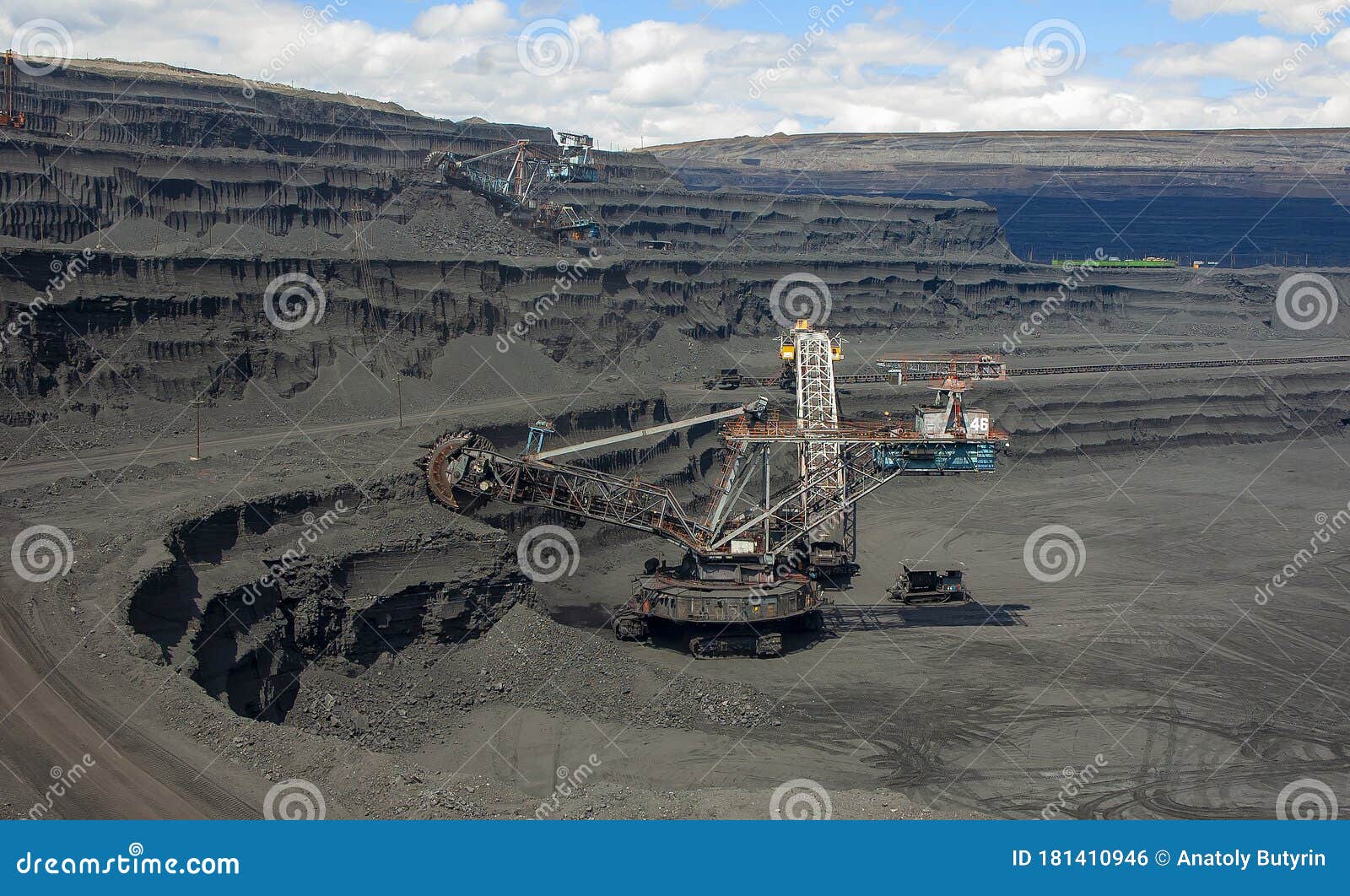 Mining, Bucket Wheel Excavator and Loader Stock Photo - Image of ...