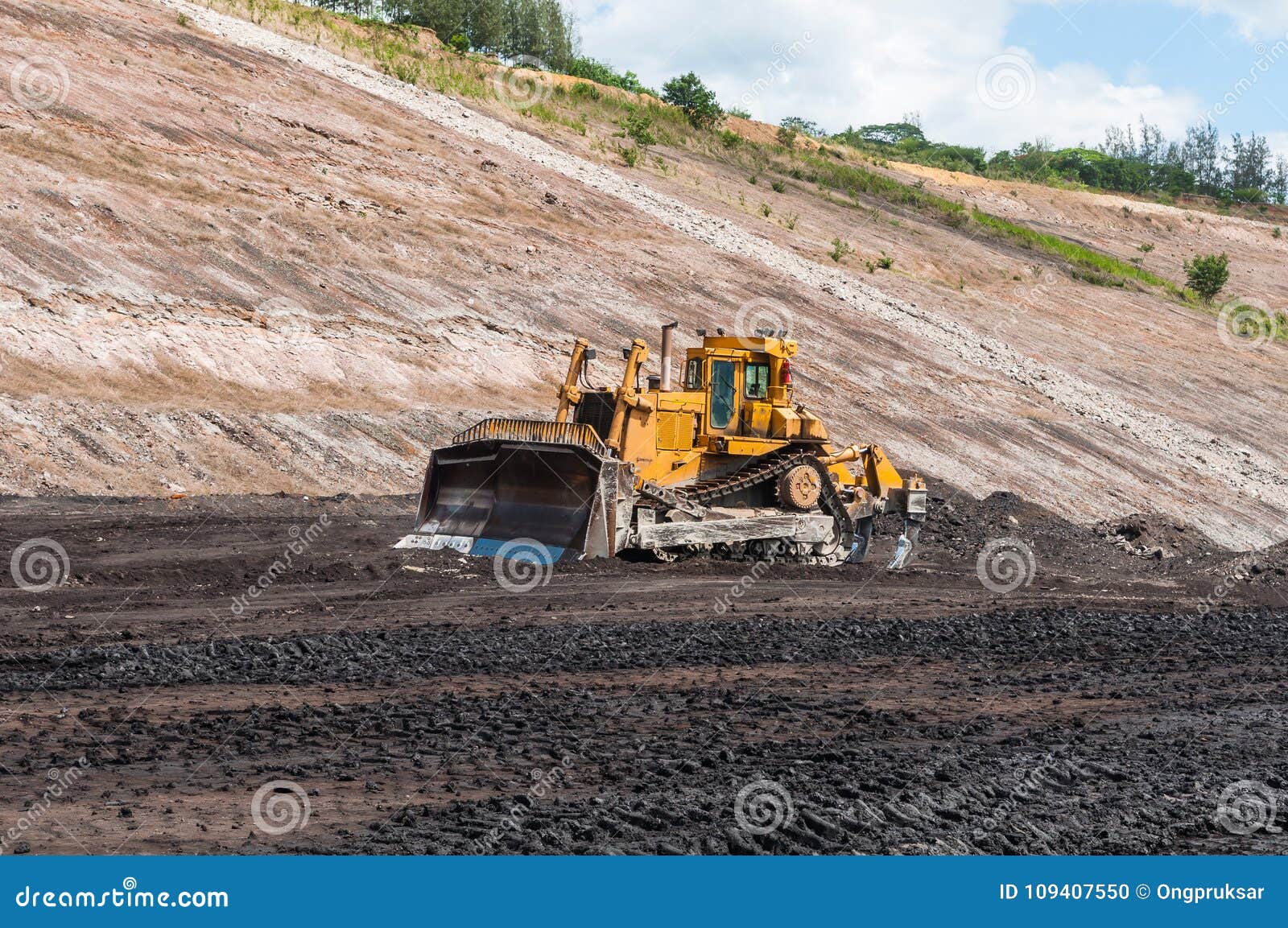 Mining Equipment or Mining Machinery, Bulldozer from Open-pit or Open ...