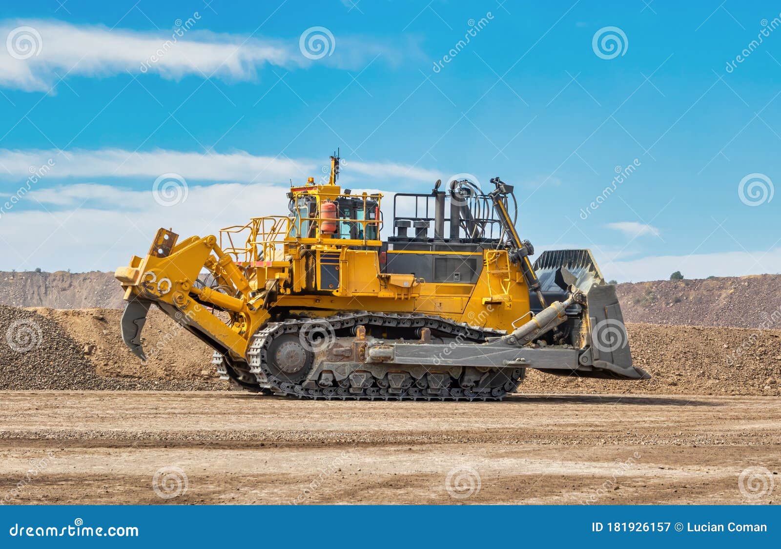 Mining machinery stock image. Image of bulldozer, earth - 181926157