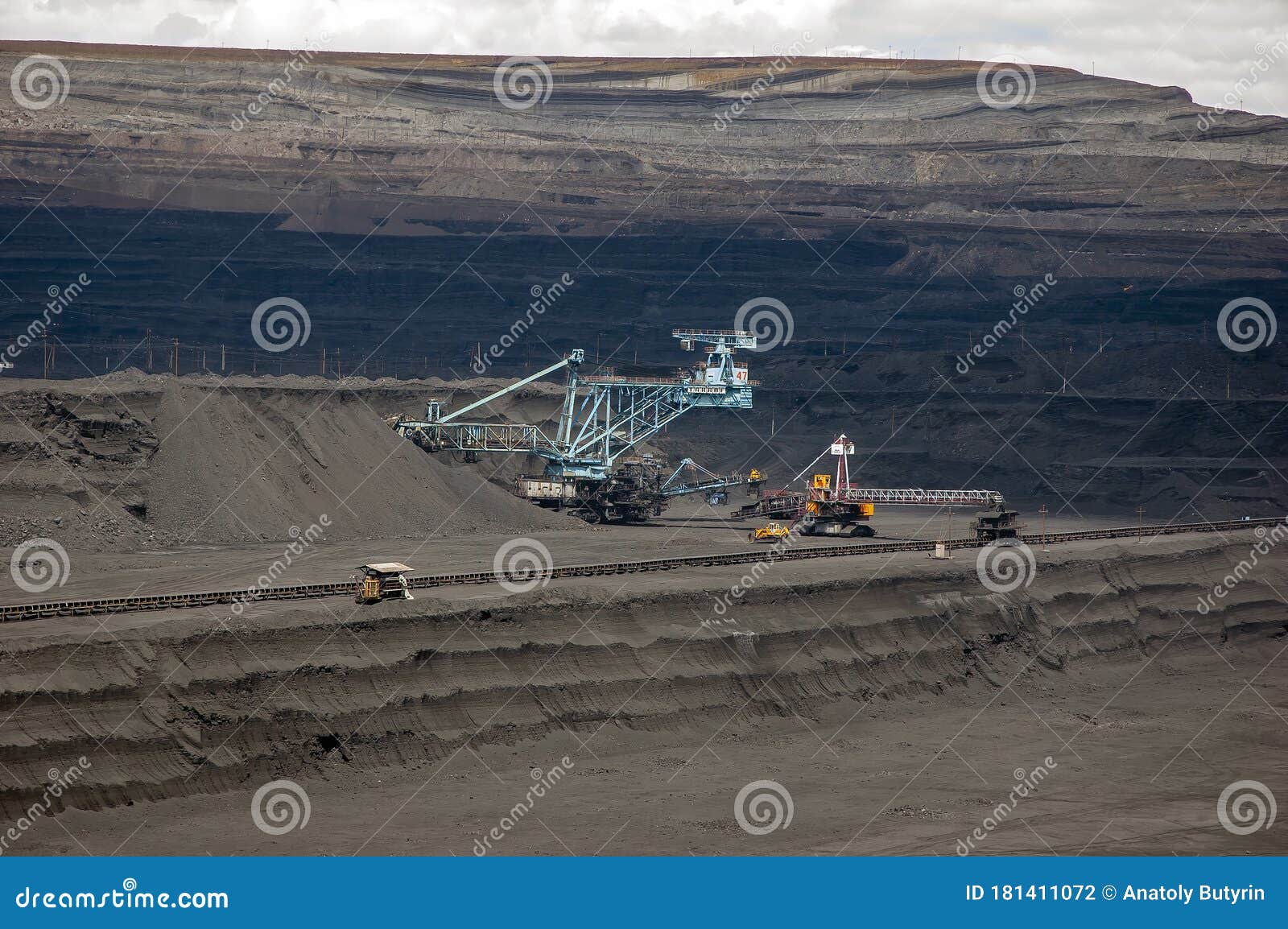 Mining, Bucket Wheel Excavator and Loader Stock Photo - Image of earth ...