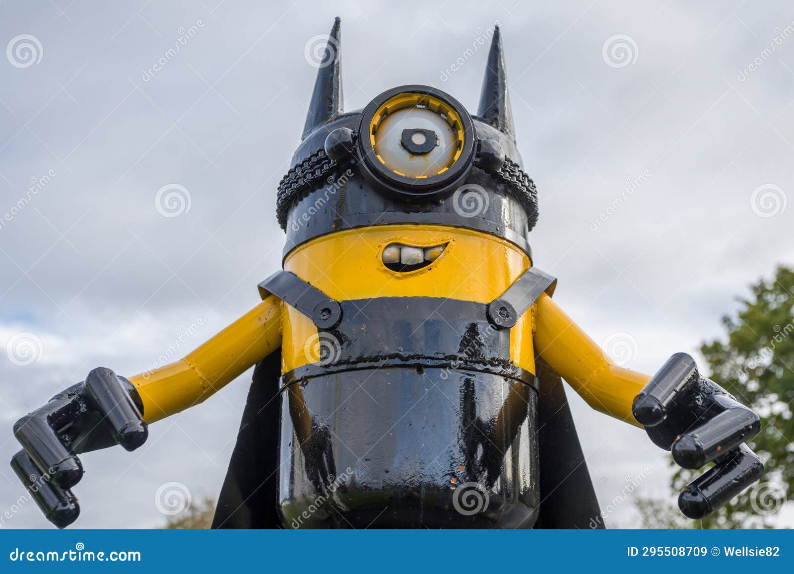Minion sculpture up close editorial stock image. Image of cute - 295508709