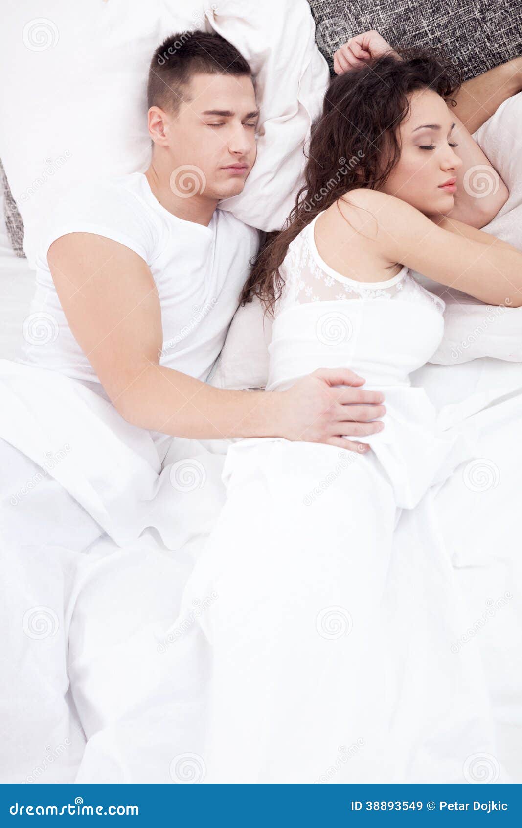 Minnaars Die Samen in Bed Slapen Stock Afbeelding - Image of wijfje ...