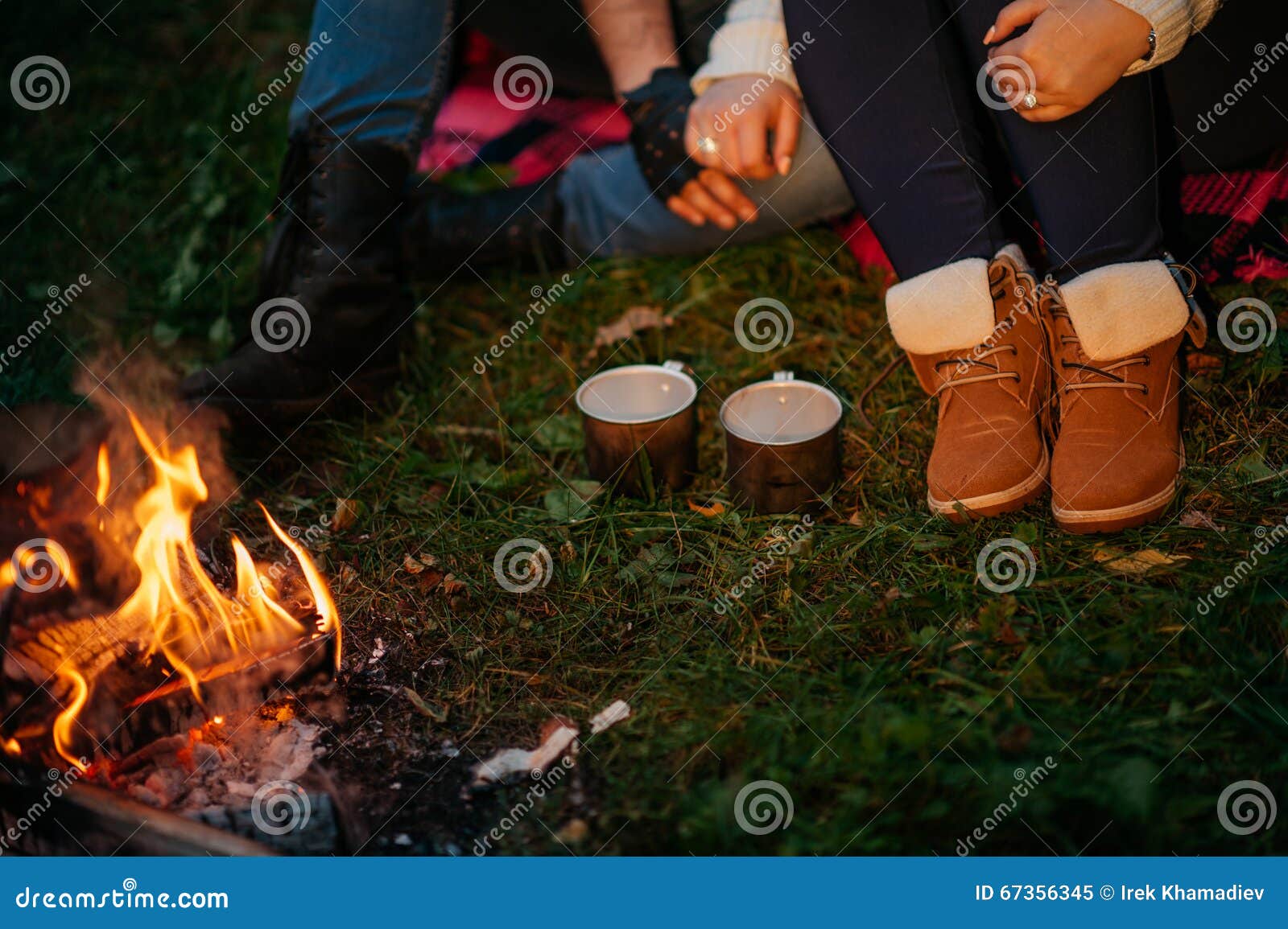 Minnaars Rond Het Kampvuur Bij Nacht Stock Afbeelding - Image of deken ...
