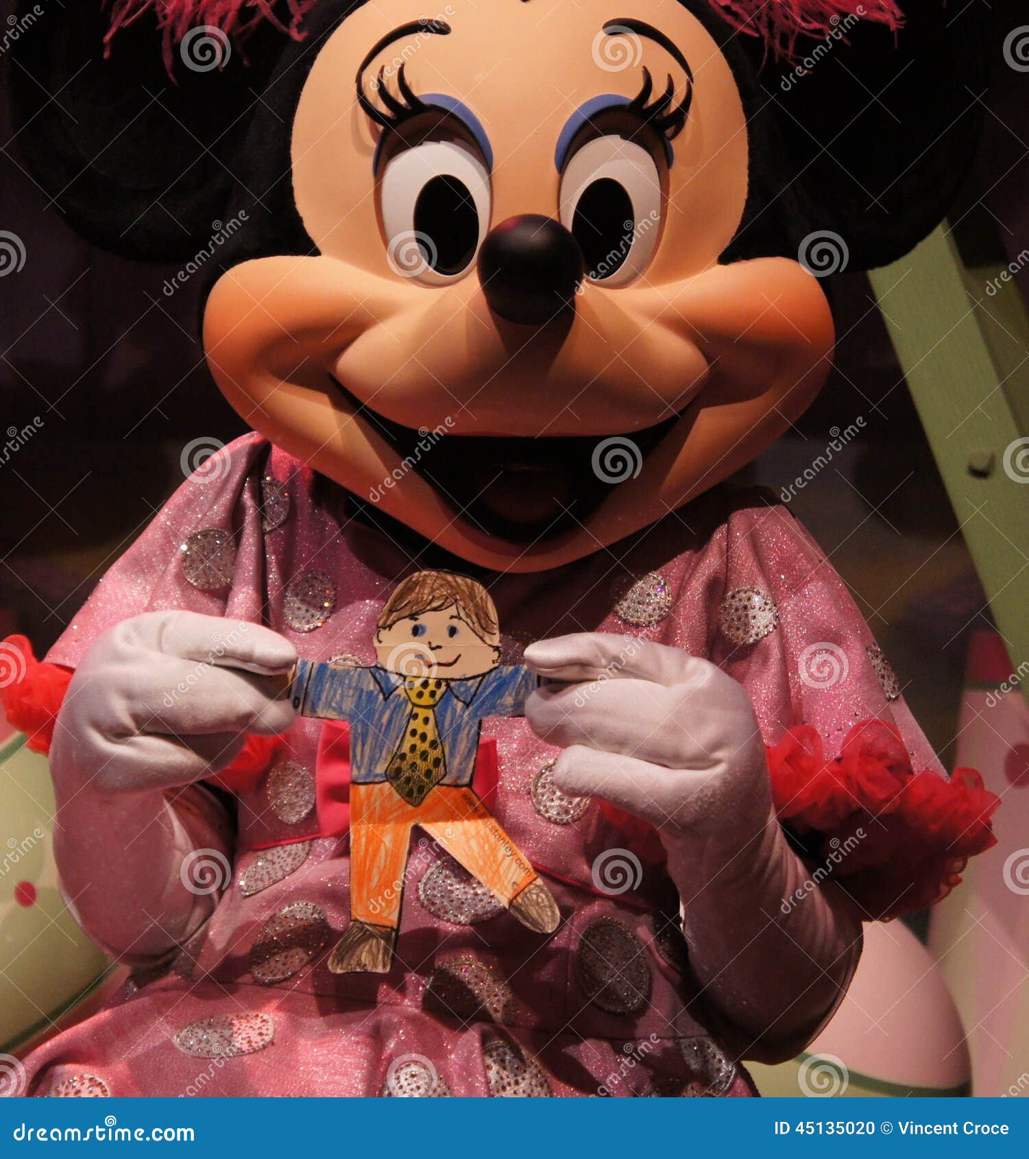 Minnie Mouse with Flat Stanley Editorial Image - Image of gloves, holds ...