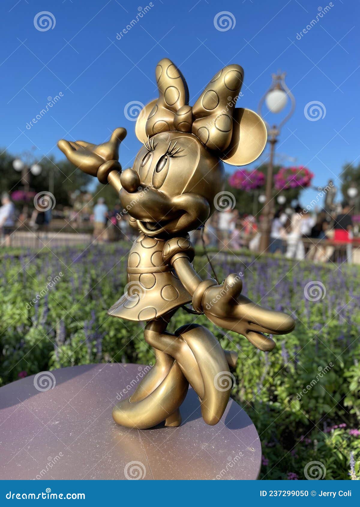 Minnie Mouse`s Fab 50 Statue In The Magic Kingdom, Orlando, Florida ...