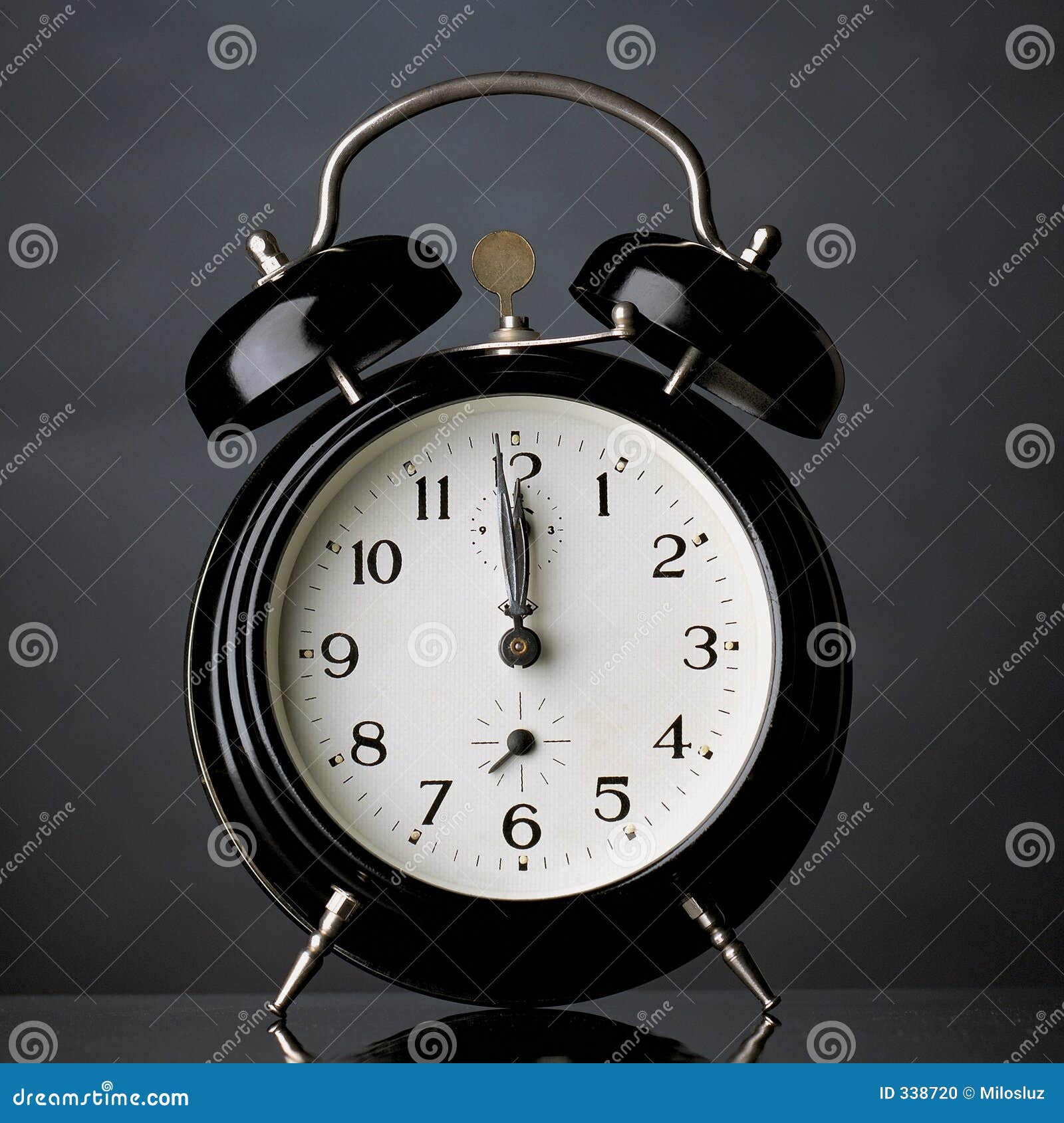 Minute zum Mitternacht stockfoto. Bild von glocke, schwarzes - 338720