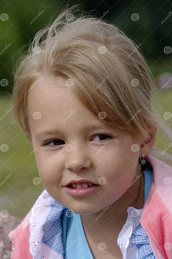 Mirada atenta imagen de archivo. Imagen de belleza, persona - 11095341