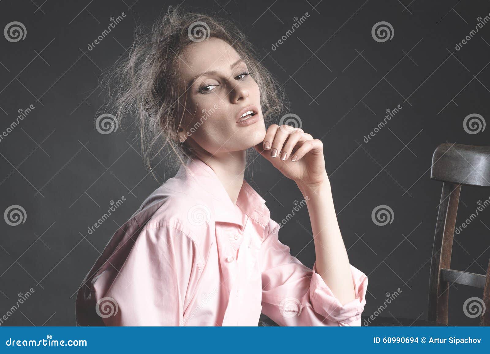 Mirada De La Alta Moda Retrato Del Modelo Hermoso De La Mujer Joven