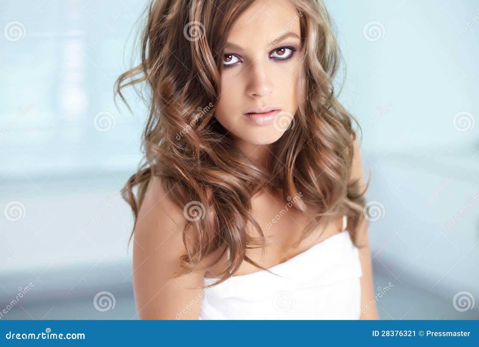 Mirada intensa imagen de archivo. Imagen de rizado, modelo - 28376321