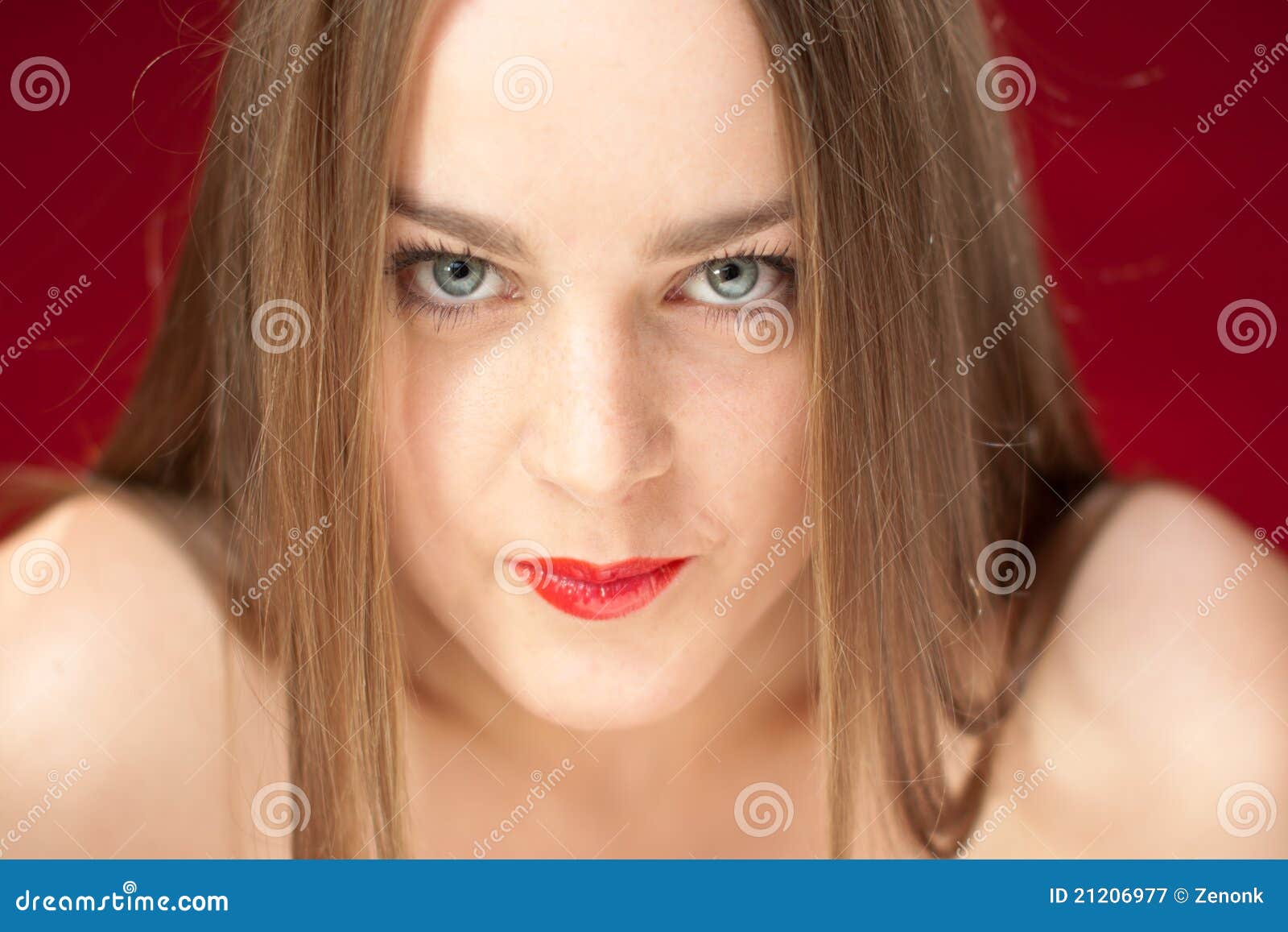 Mirada Intensa De Rubio Con Los Labios Rojos Imagen de archivo - Imagen ...