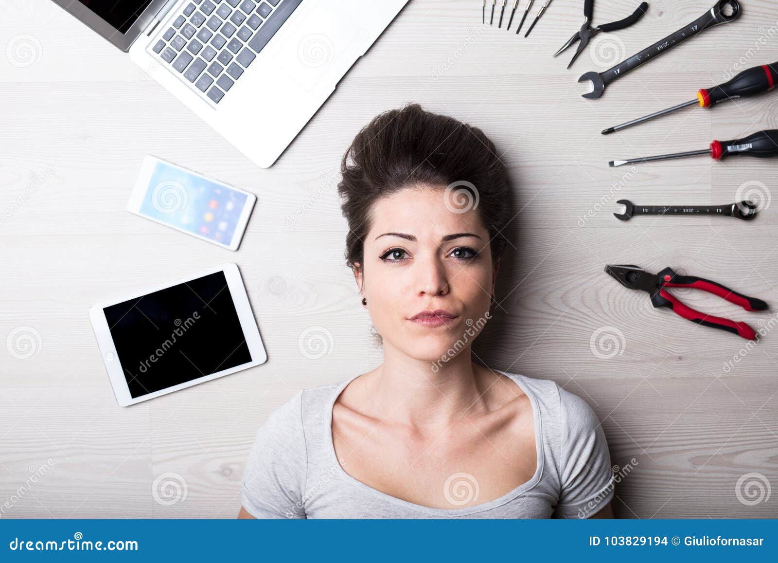 Mirada Intensa De Una Mujer Con Problemas Digitales Foto de archivo ...