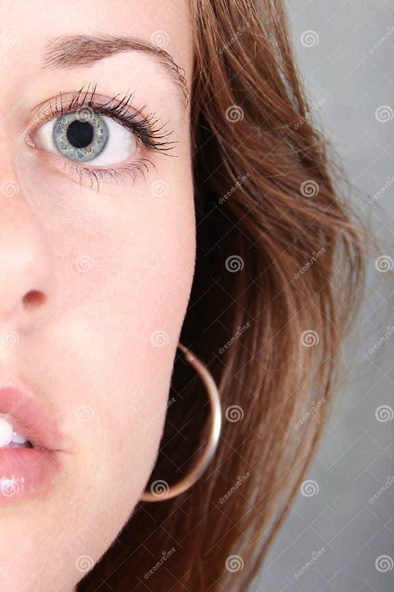 Mirada intensa en su ojo foto de archivo. Imagen de azul - 1085554