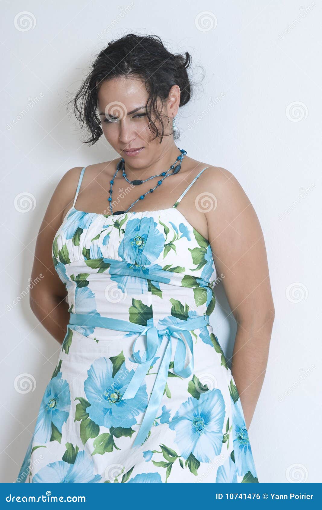 Mirada mala foto de archivo. Imagen de descalzo, madera - 10741476