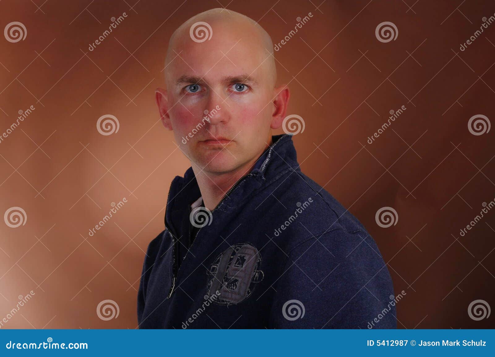 Mirada Seria Del Hombre Calvo Imagen de archivo - Imagen de quemado ...