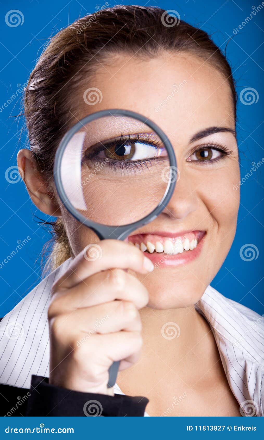 Mirada a Través De Una Lupa Imagen de archivo - Imagen de concepto ...