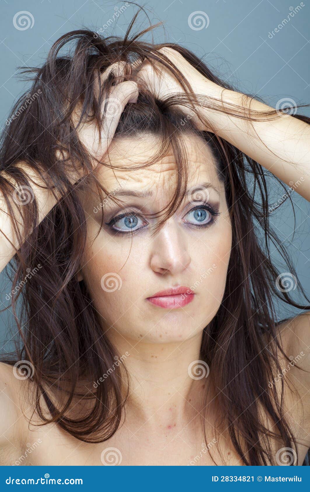 Mirada Triste De La Mujer Trastornada Abajo Imagen de archivo - Imagen ...