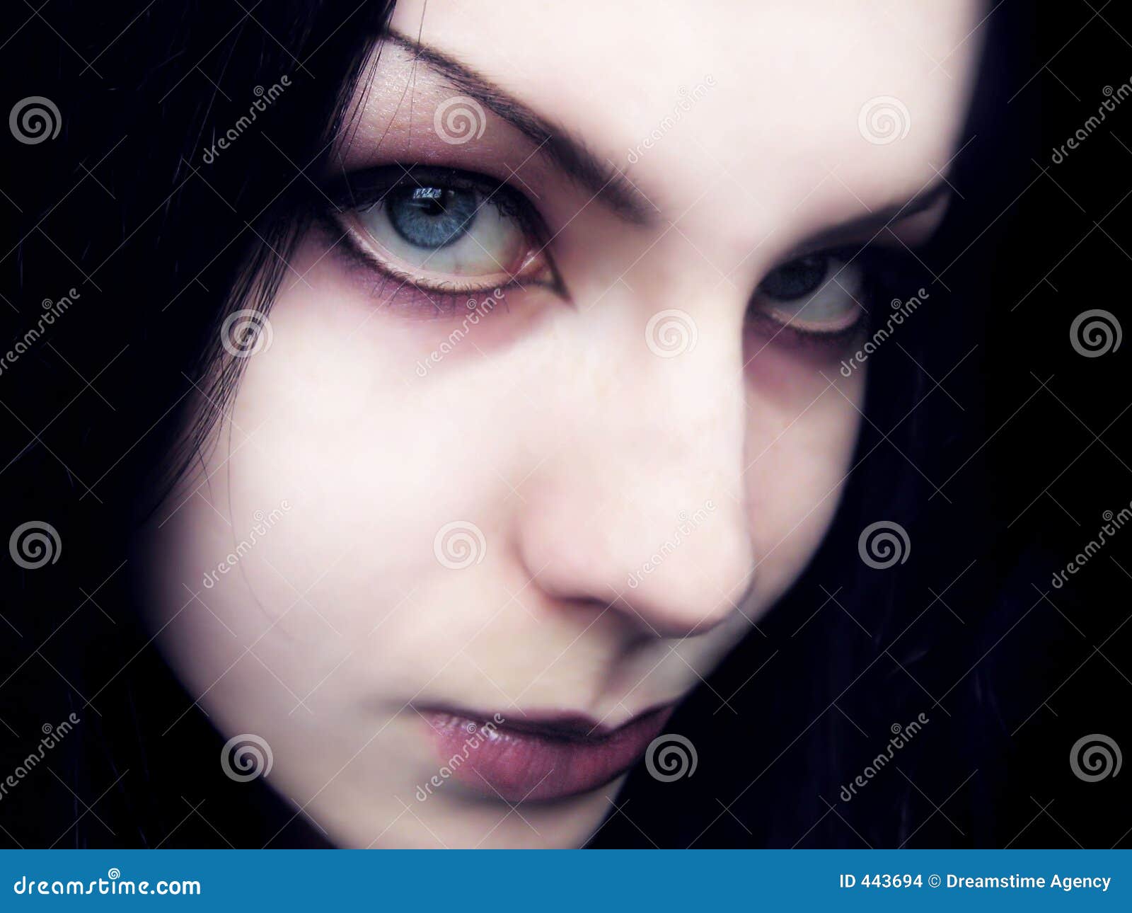 Mirada triste y cruel foto de archivo. Imagen de pelo, morena - 443694