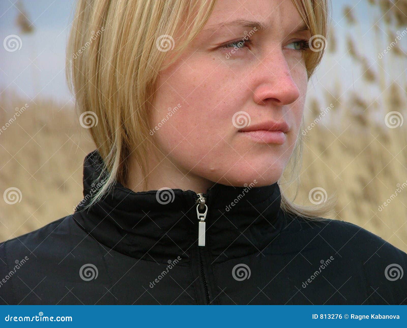 Mirada a un lado foto de archivo. Imagen de mirada, rubio - 813276