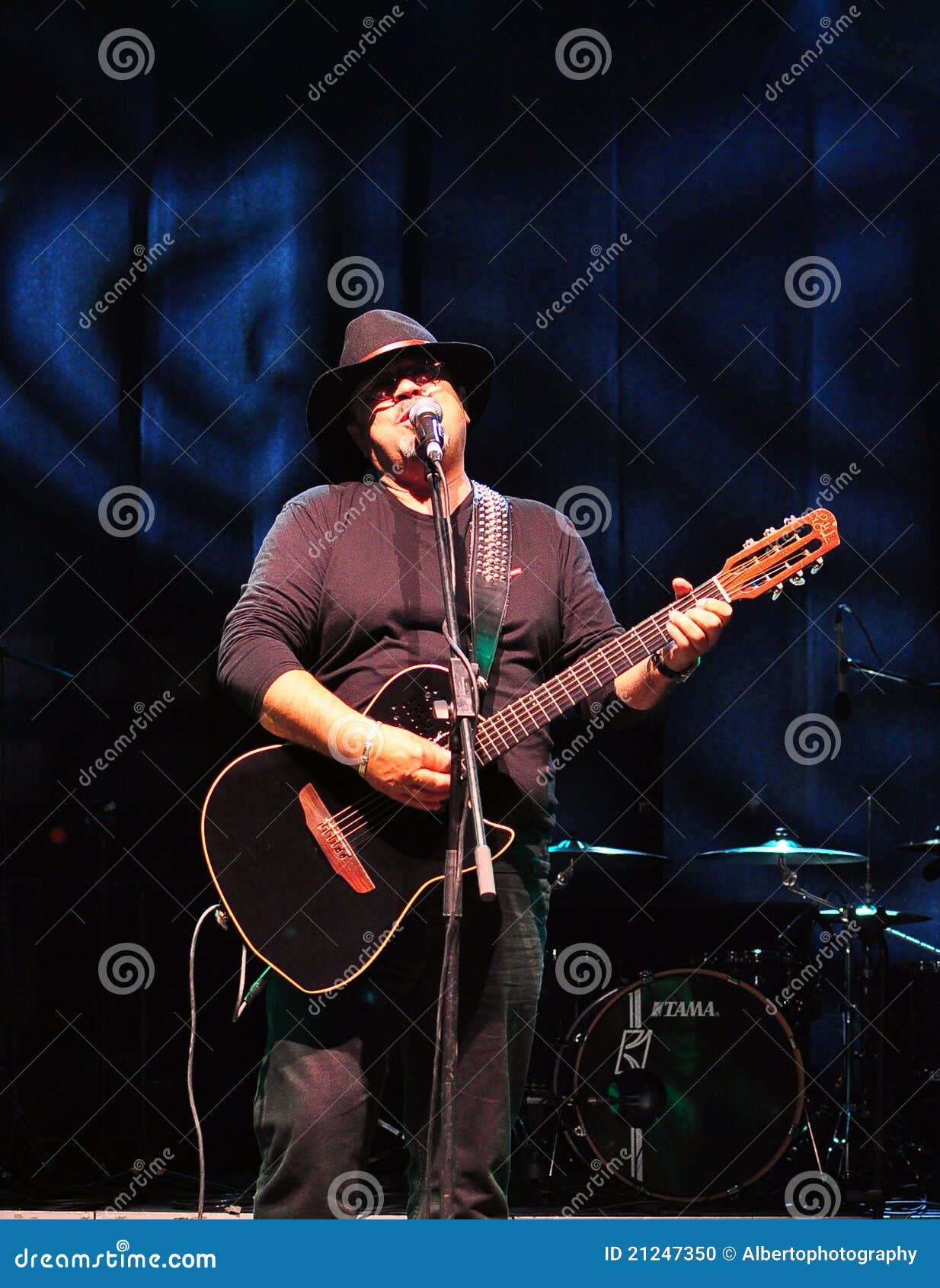 Mircea Baniciu editorial image. Image of rock, microphone - 21247350