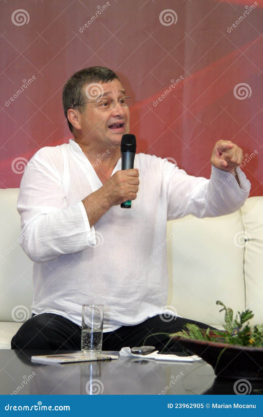 Mircea Dinescu editorial image. Image of entertainment - 23962905