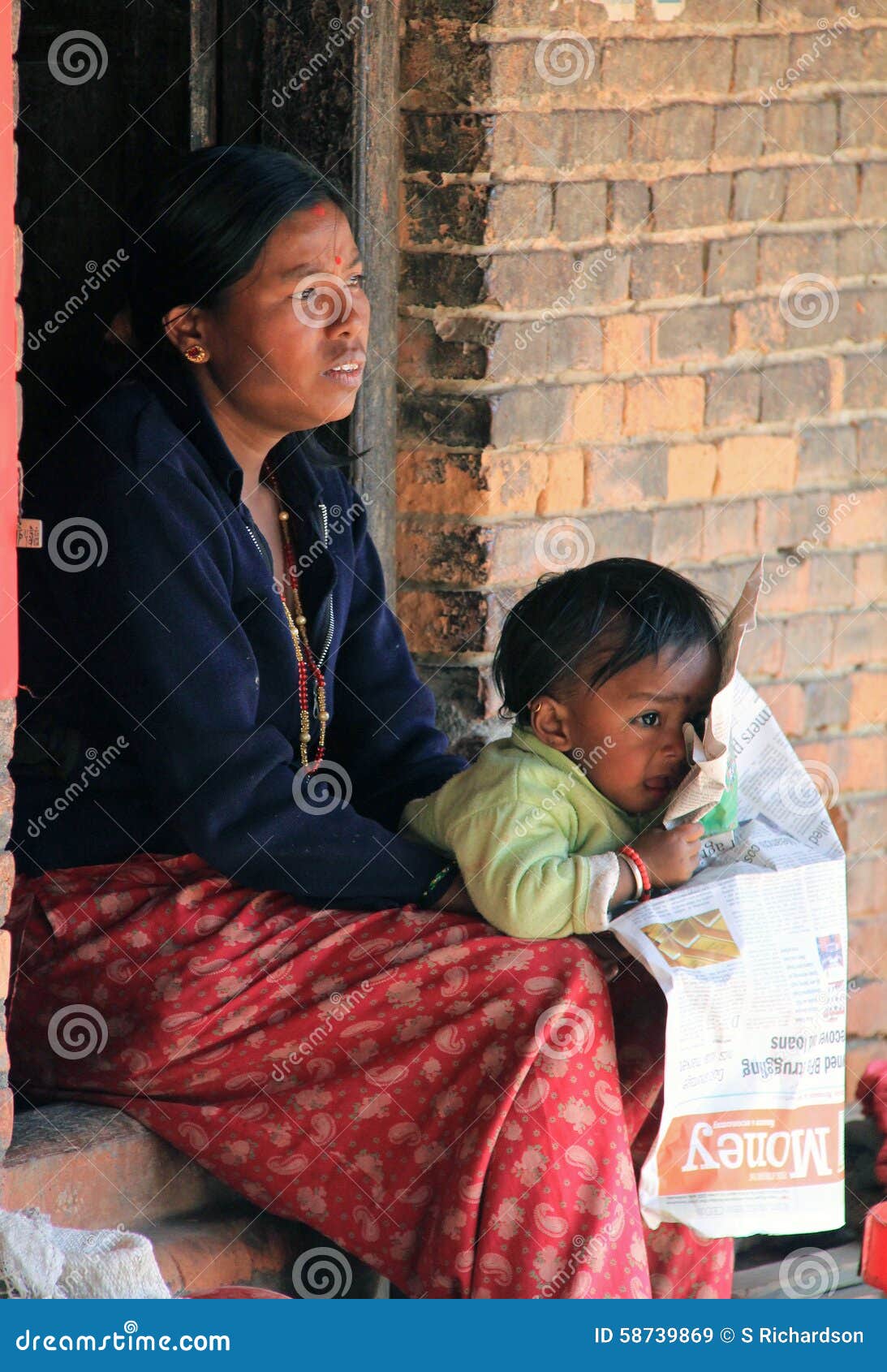 Mire a Escondidas Un Abucheo Imagen de archivo editorial - Imagen de ...