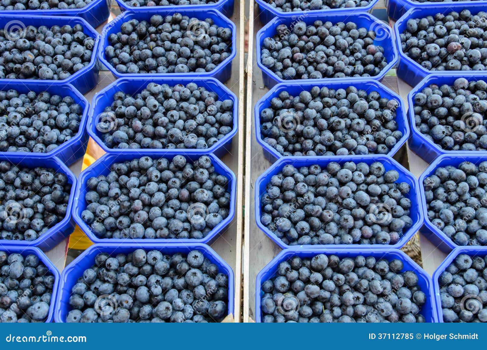 Mirtilos em uma caixa imagem de stock. Imagem de varejo - 37112785