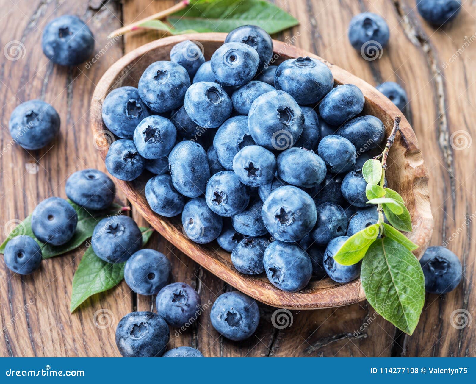 Mirtilos Na Bacia De Madeira Na Tabela Foto de Stock - Imagem de ...