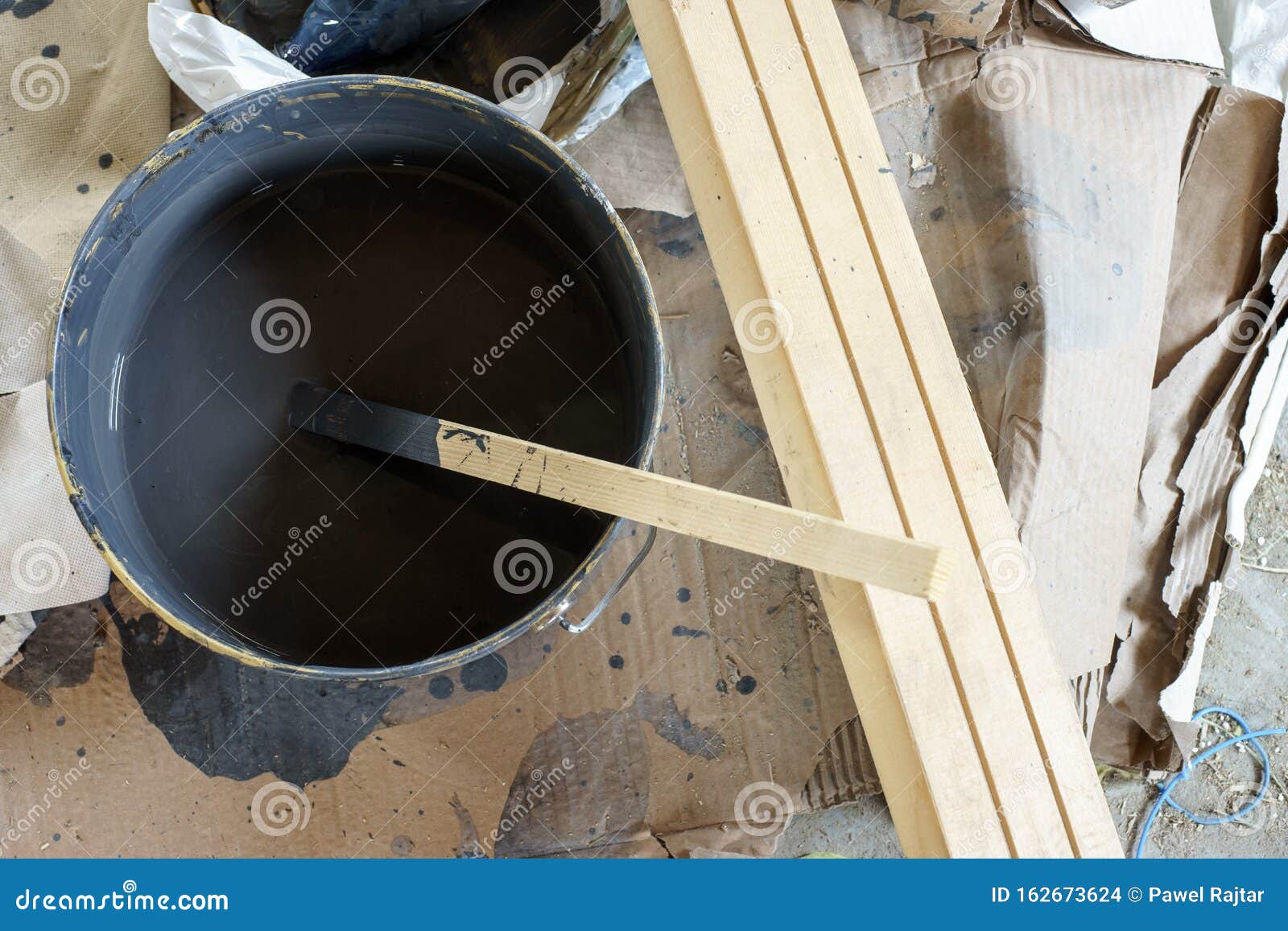 Miscela Di Vernice in Un Secchio Con Un Bastone Di Legno Fotografia ...