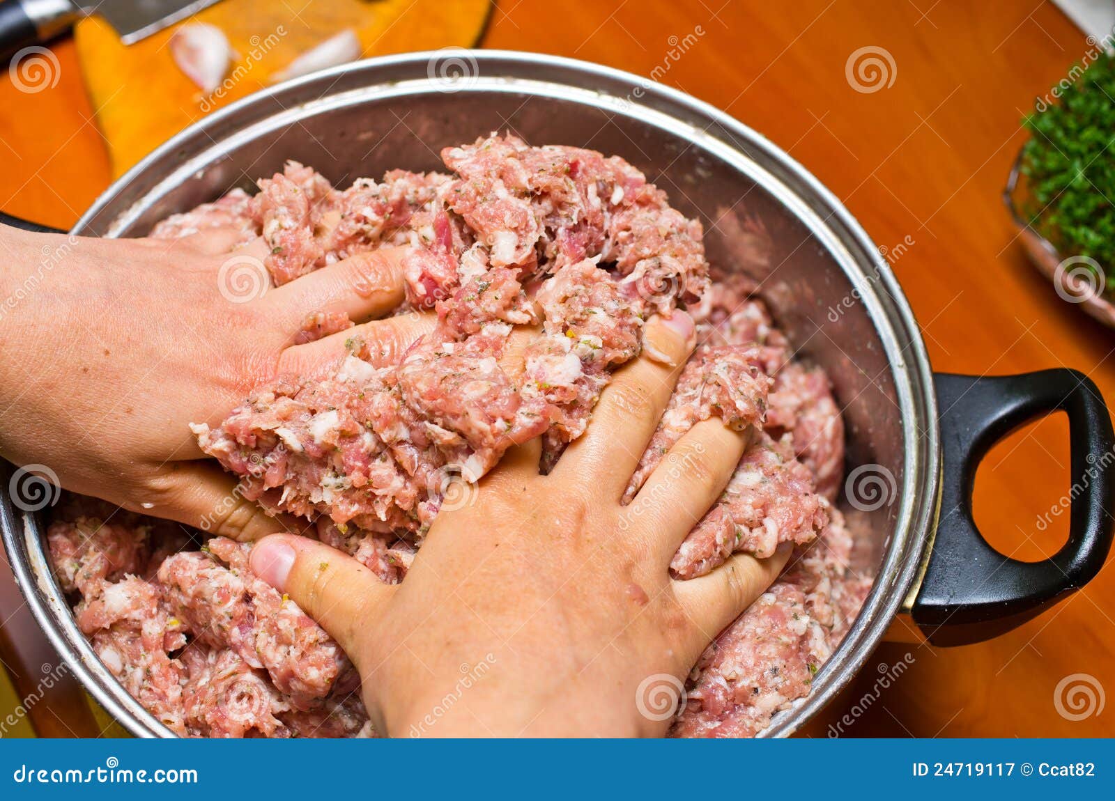 Mischendes Gehacktes Fleisch Stockbild - Bild von fett, hände: 24719117