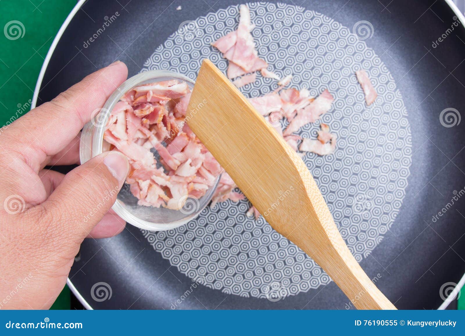 Mise Du Lard Dans La Casserole Pour Frit Image stock - Image du frais ...
