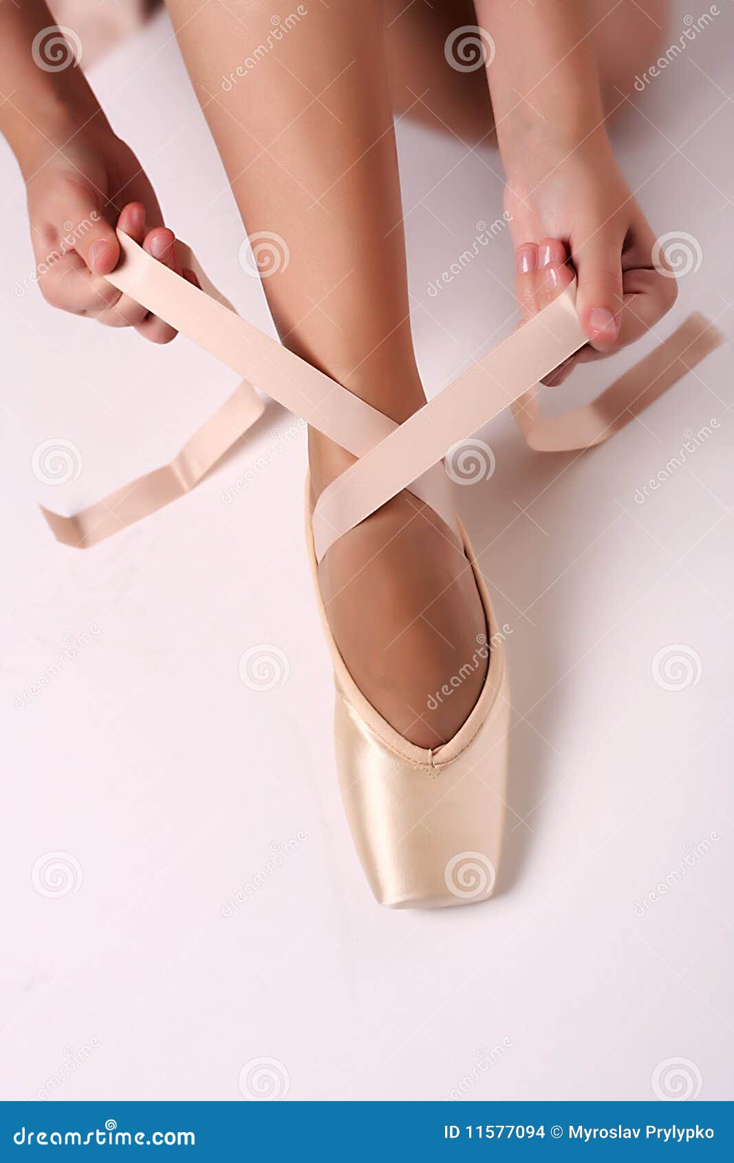 Mise Sur Des Chaussures De Ballet De Pointe Photo stock - Image du ...