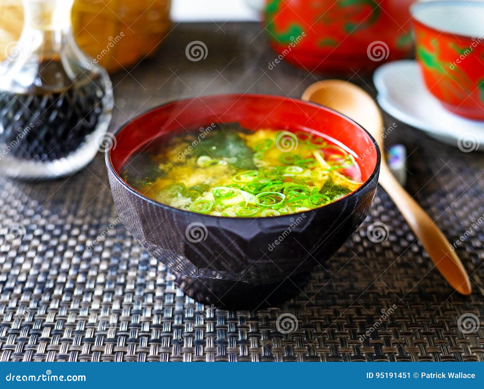 Miso soep stock afbeelding. Image of traditioneel, schubleeuwen - 95191451