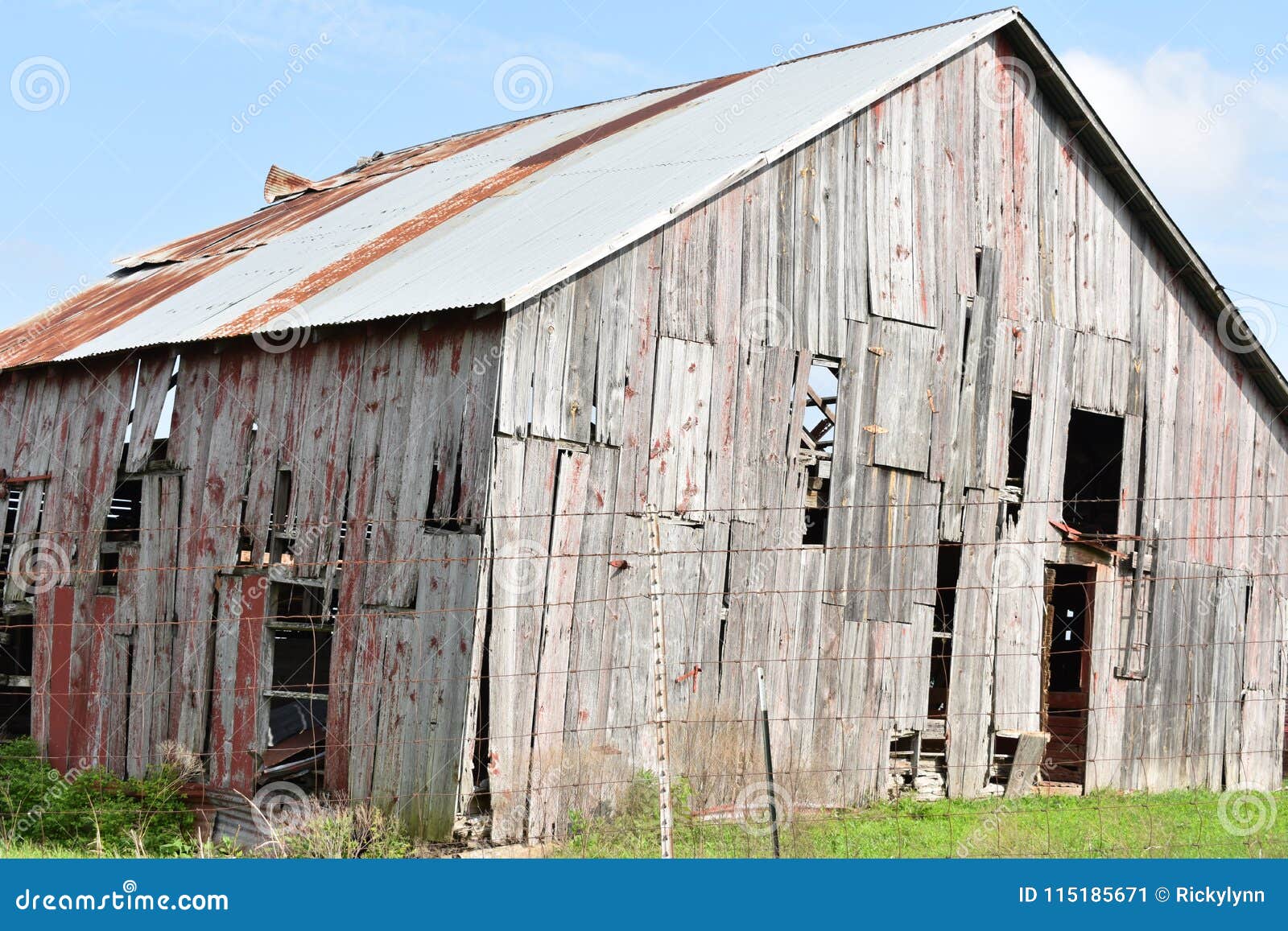 Missing Parts on a Run Down Barn in Texas Stock Image - Image of grass ...