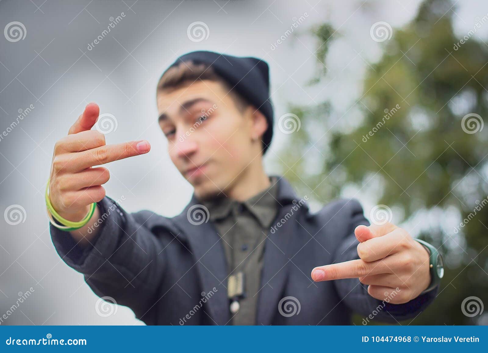 Missmutiger Jugendlicher Zeigt Den Mittelfinger Stockfoto - Bild von ...