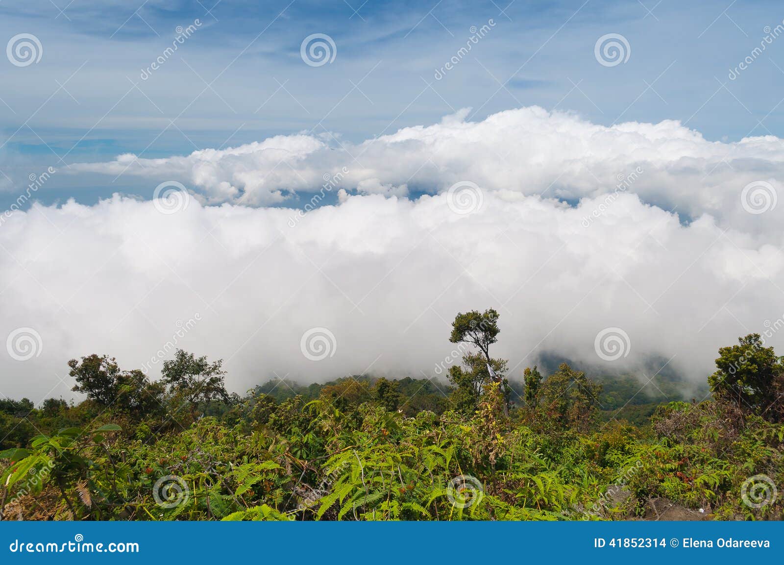 Mist En Wolken Over Berg Volcano Mount Merapi Stock Foto - Image of ...