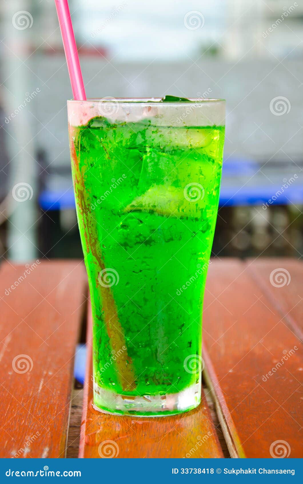 Mistura Verde Do Xarope Da Soda. Foto de Stock - Imagem de vidro, ouro ...