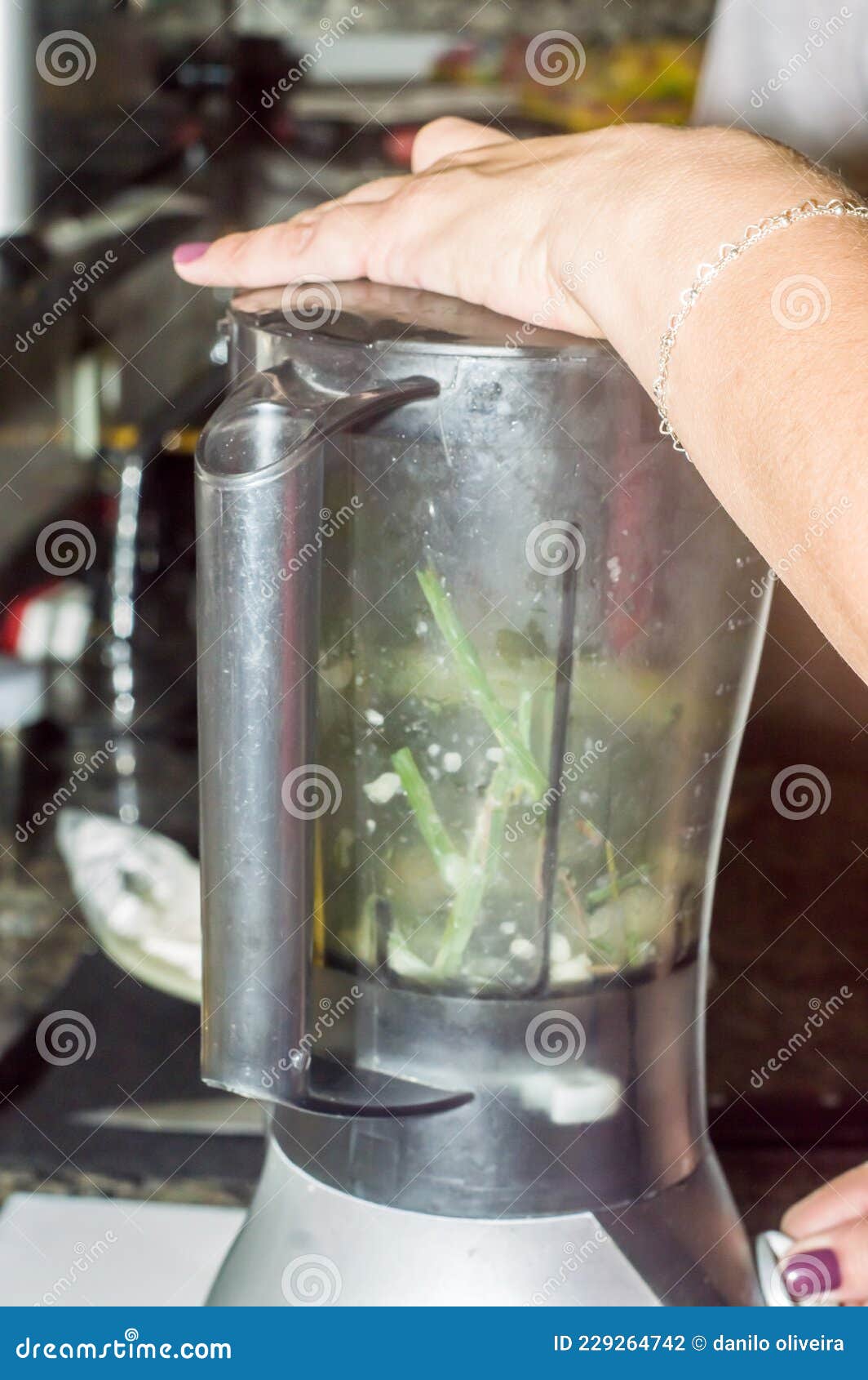 Misturado Com Ervas Verdes Misturado Com Uma Mulher Manipulando Foto de ...