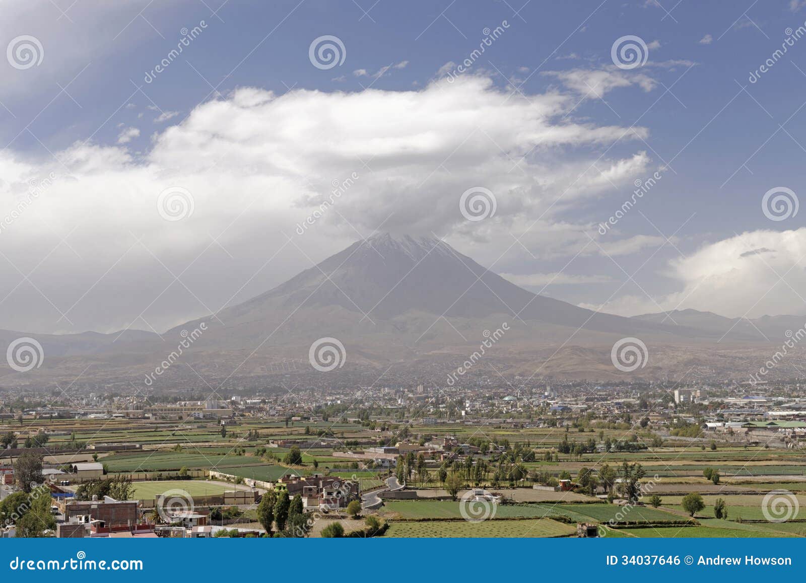 Misty Volcano En Arequipa, Perú Foto de archivo - Imagen de latino ...