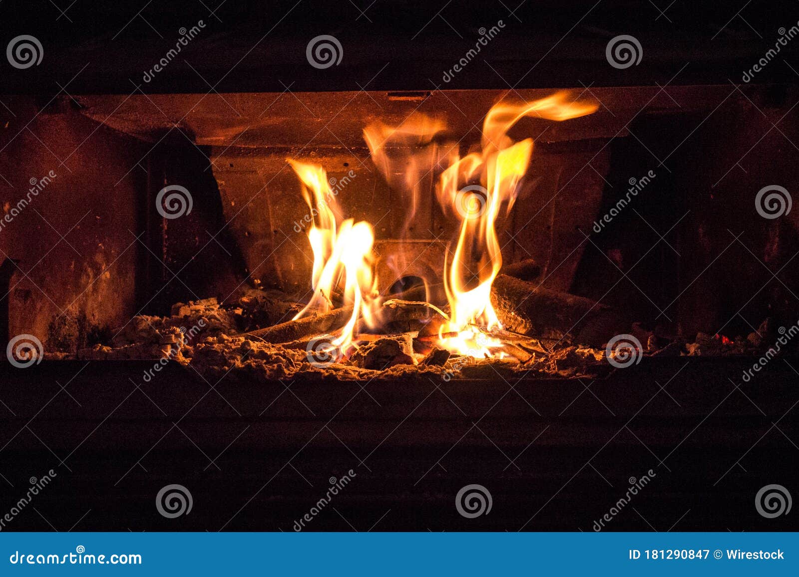 Mit Dem Kamin Holz Verbrennen Stockbild - Bild von hölle, asche: 181290847