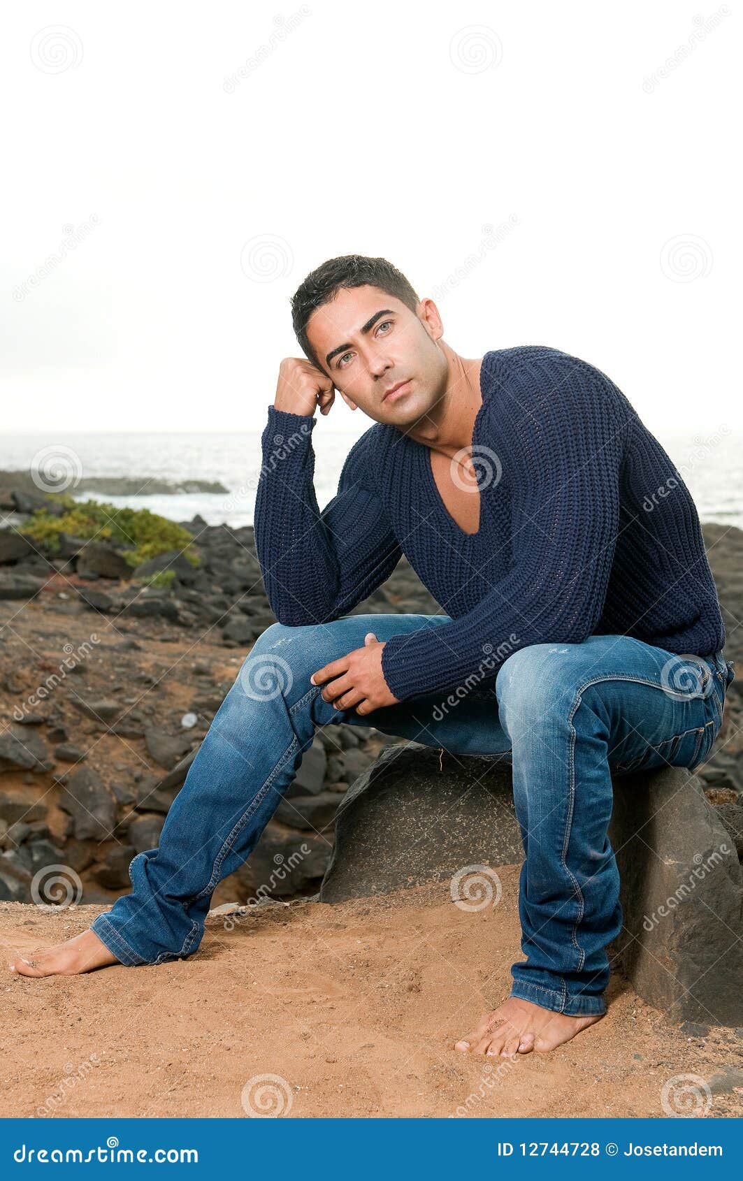 Mit Muskeln Mann Mit Pullover Stockfoto - Bild von bodybuilding ...