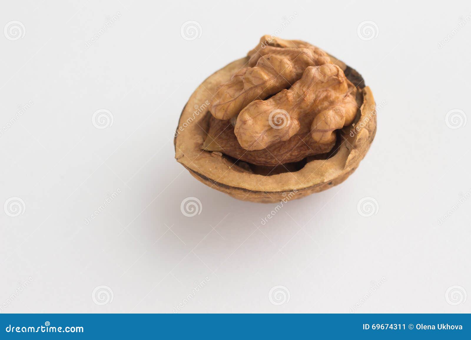 Mitad De Una Nuez En Un Blanco Imagen de archivo - Imagen de medio ...