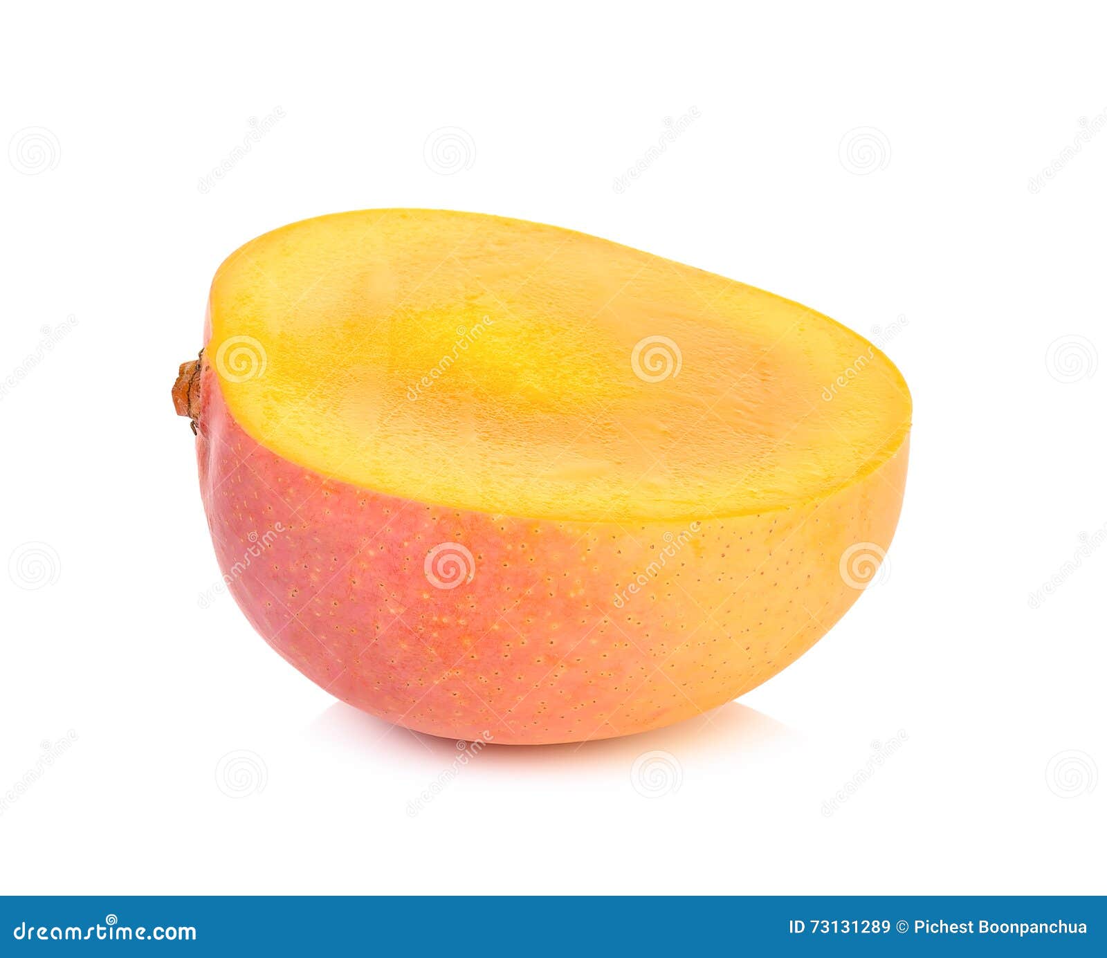Mitad del mango maduro imagen de archivo. Imagen de mango - 73131289