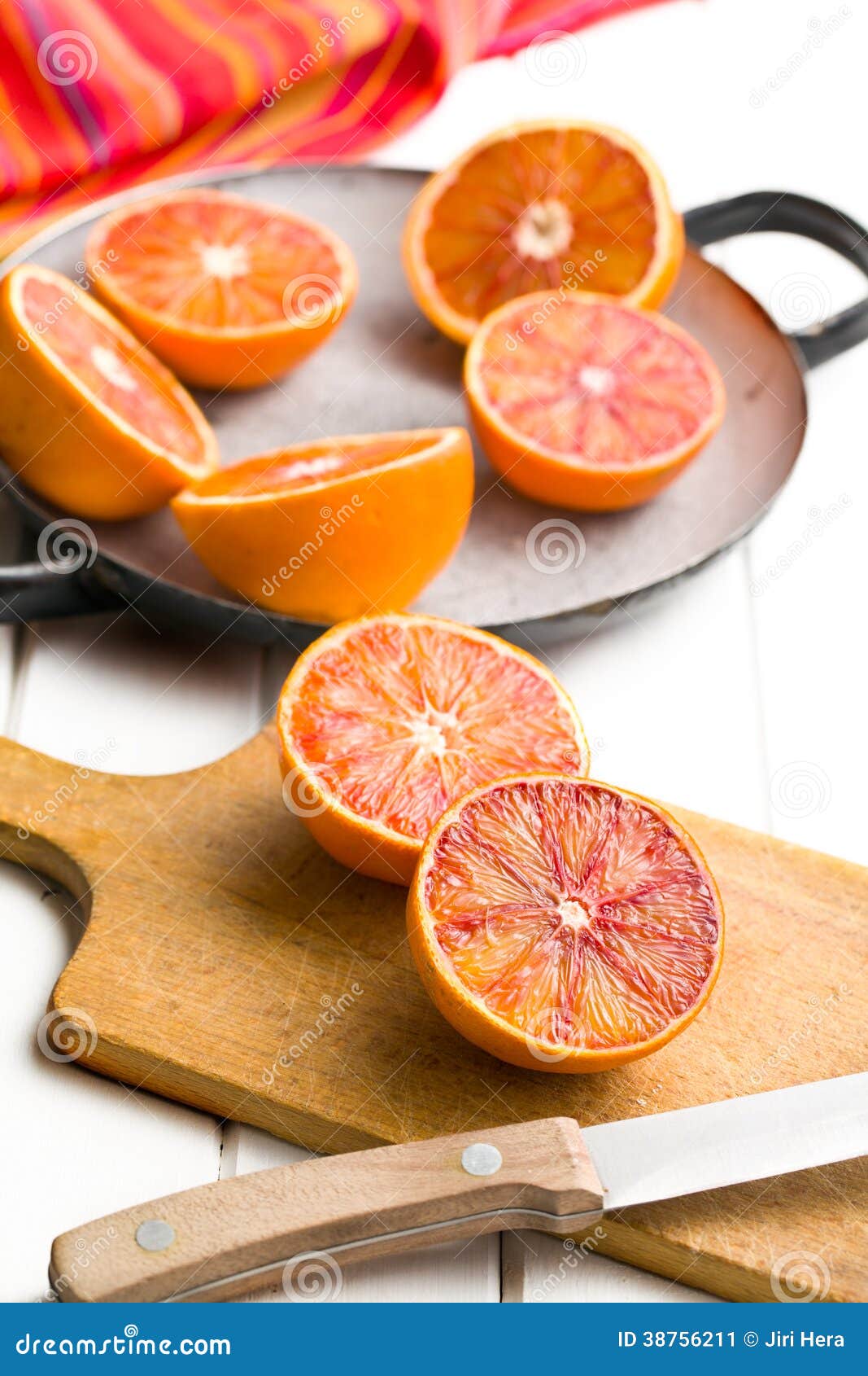 Mitades de naranjas rojas imagen de archivo. Imagen de redondo - 38756211